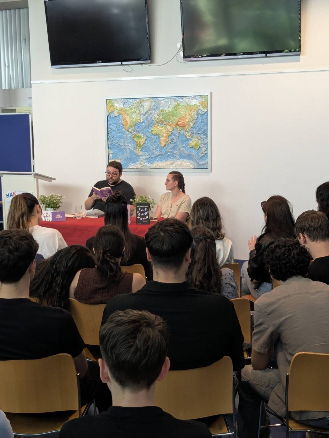 Lesung: Wir werden nicht verschwinden - Kaufmännische Schulen des BFI Wien